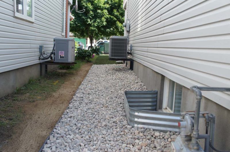 5 Examples of Low-Maintenance Foundation Landscaping - Renco Home ...